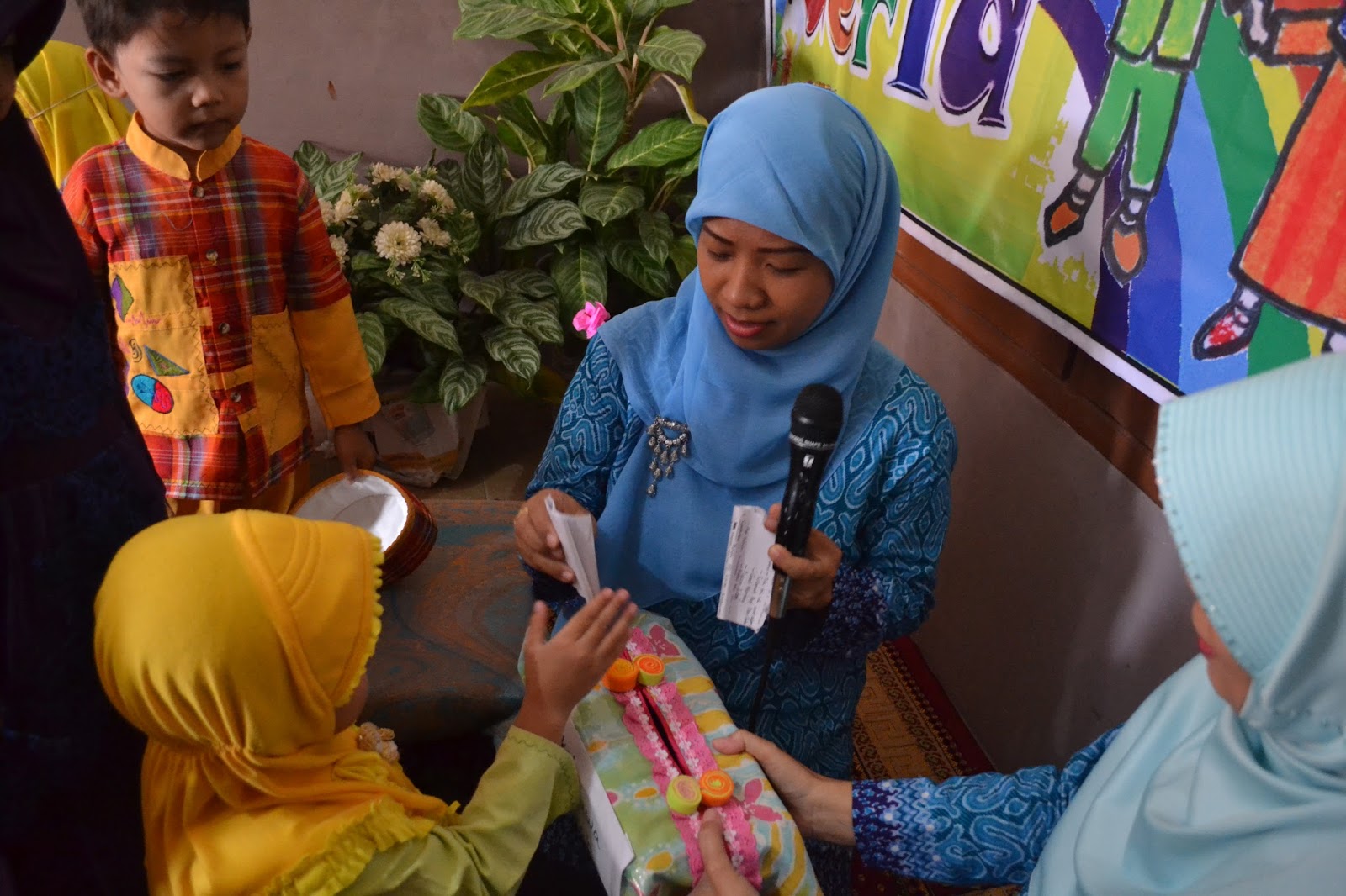 Inilah 8 Manfaat Mengajarkan Sedekah pada Anak Inilah 8 Manfaat Mengajarkan Sedekah pada Anak