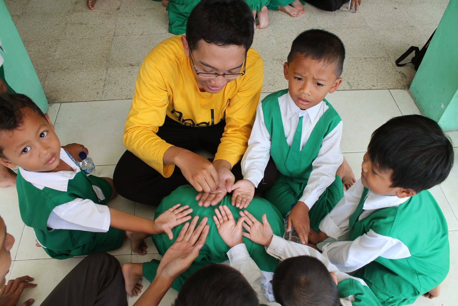 Mengasah Kepekaan Sosial Anak Lewat Permainan - APPLE TREE PRE-SCHOOL BSD Mengasah Kepekaan Sosial Anak Lewat Permainan - APPLE TREE PRE-SCHOOL BSD