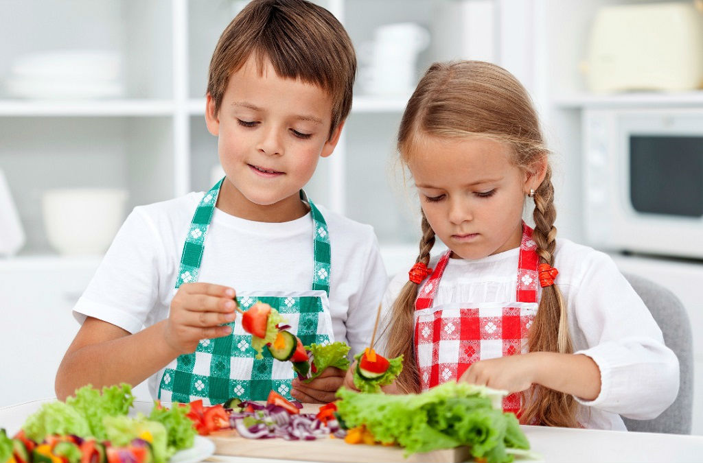 Mengasah Kepekaan Sosial Anak Lewat Permainan - APPLE TREE PRE-SCHOOL BSD Mengasah Kepekaan Sosial Anak Lewat Permainan - APPLE TREE PRE-SCHOOL BSD